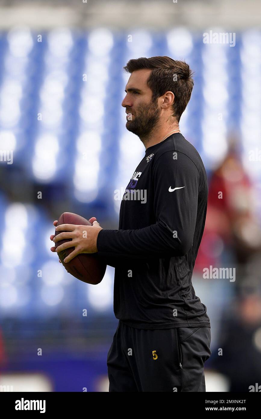 Baltimore Ravens' Joe Flacco warms up before an NFL football game ...