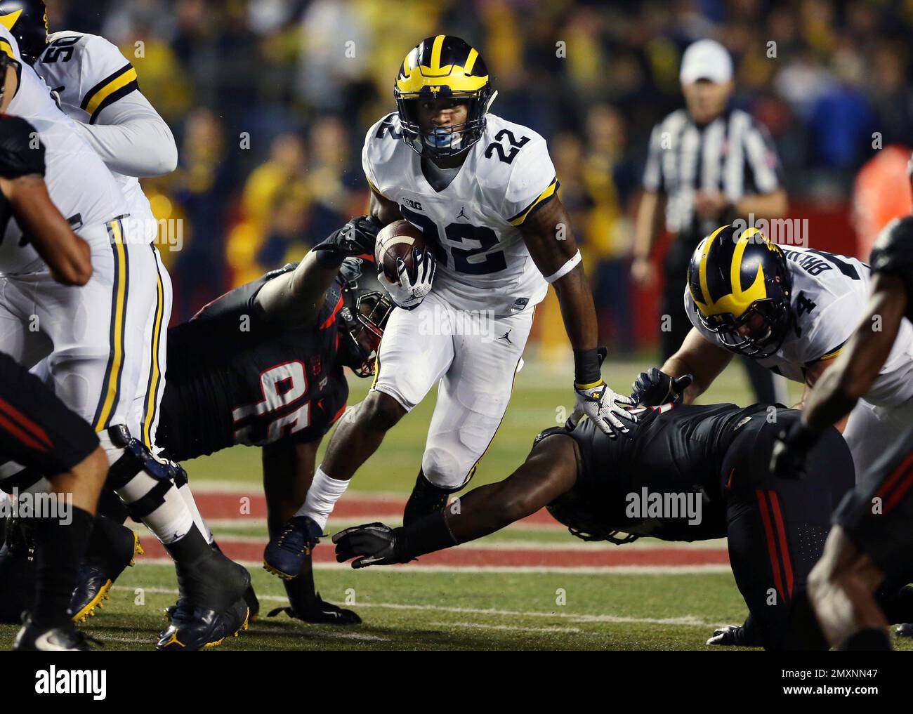 Michigan running back Karan Higdon (22) runs with the ball past Rutgers ...