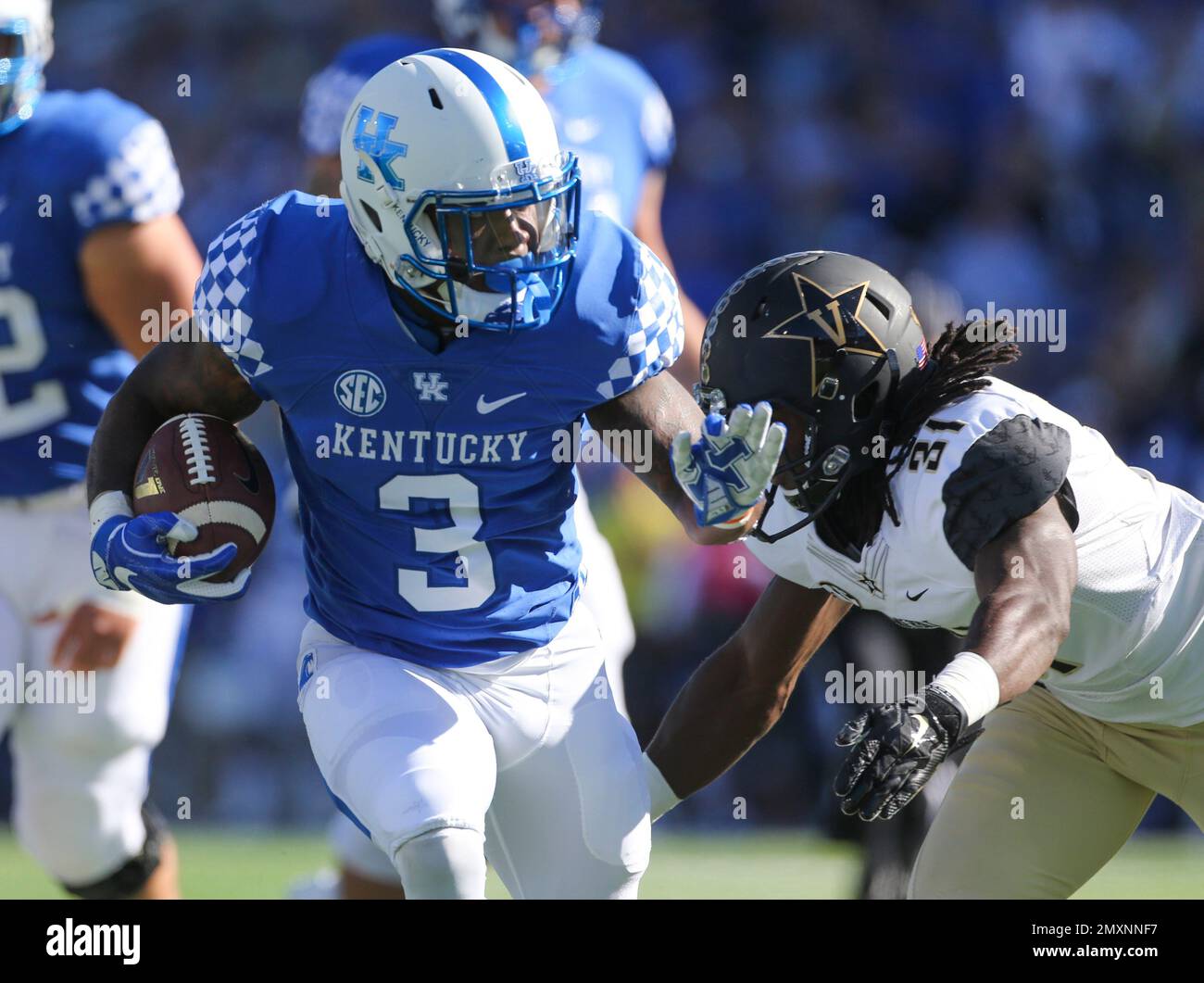 Kentucky running back Jojo Kemp runs the ball and tries to slip past ...