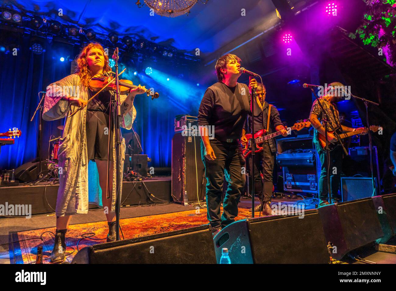 Die Band Cash Savage and the Last Drinks aus Australien live beim ...