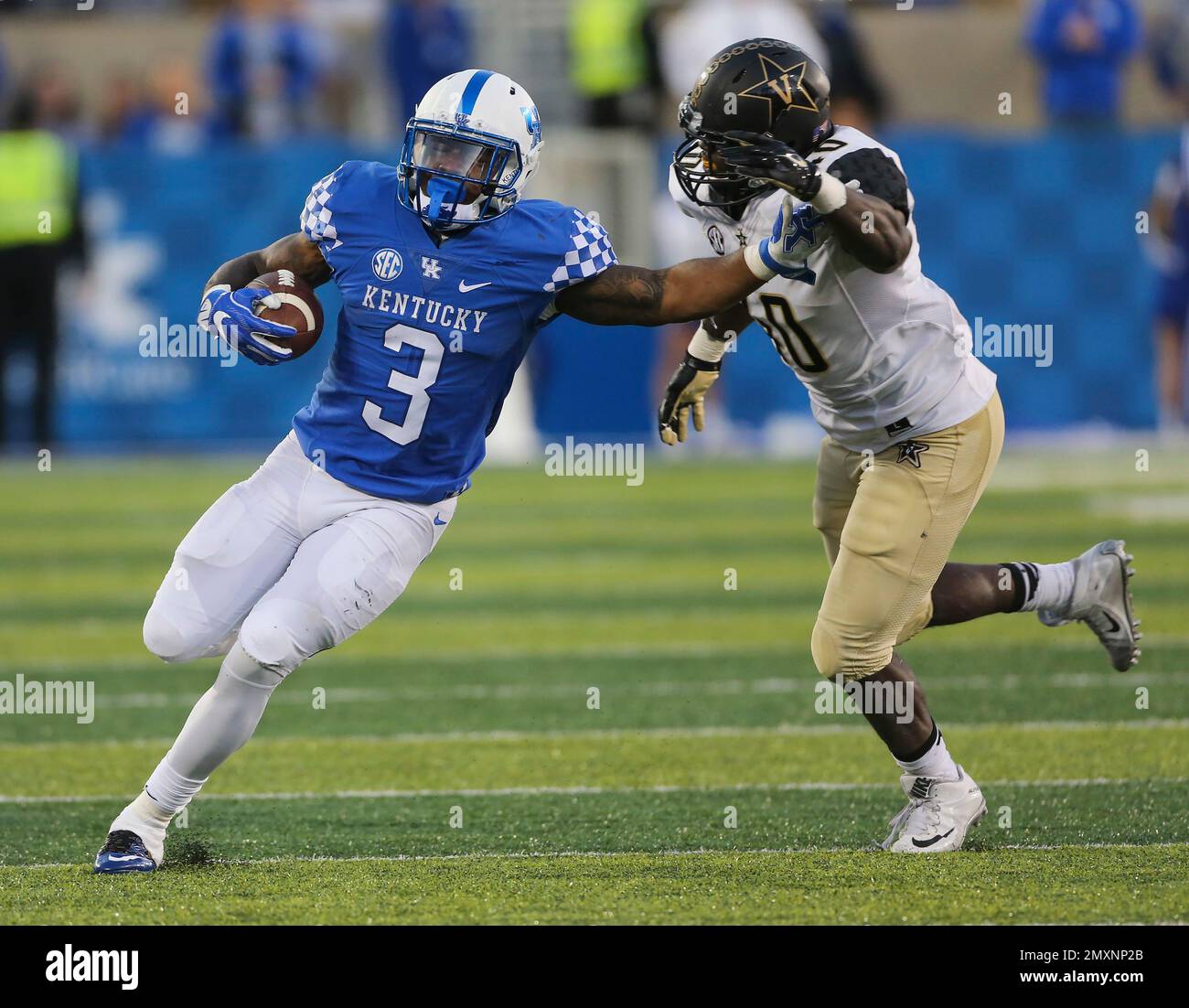 Kentucky running back Jojo Kemp (3) runs with the ball past Vanderbilt ...