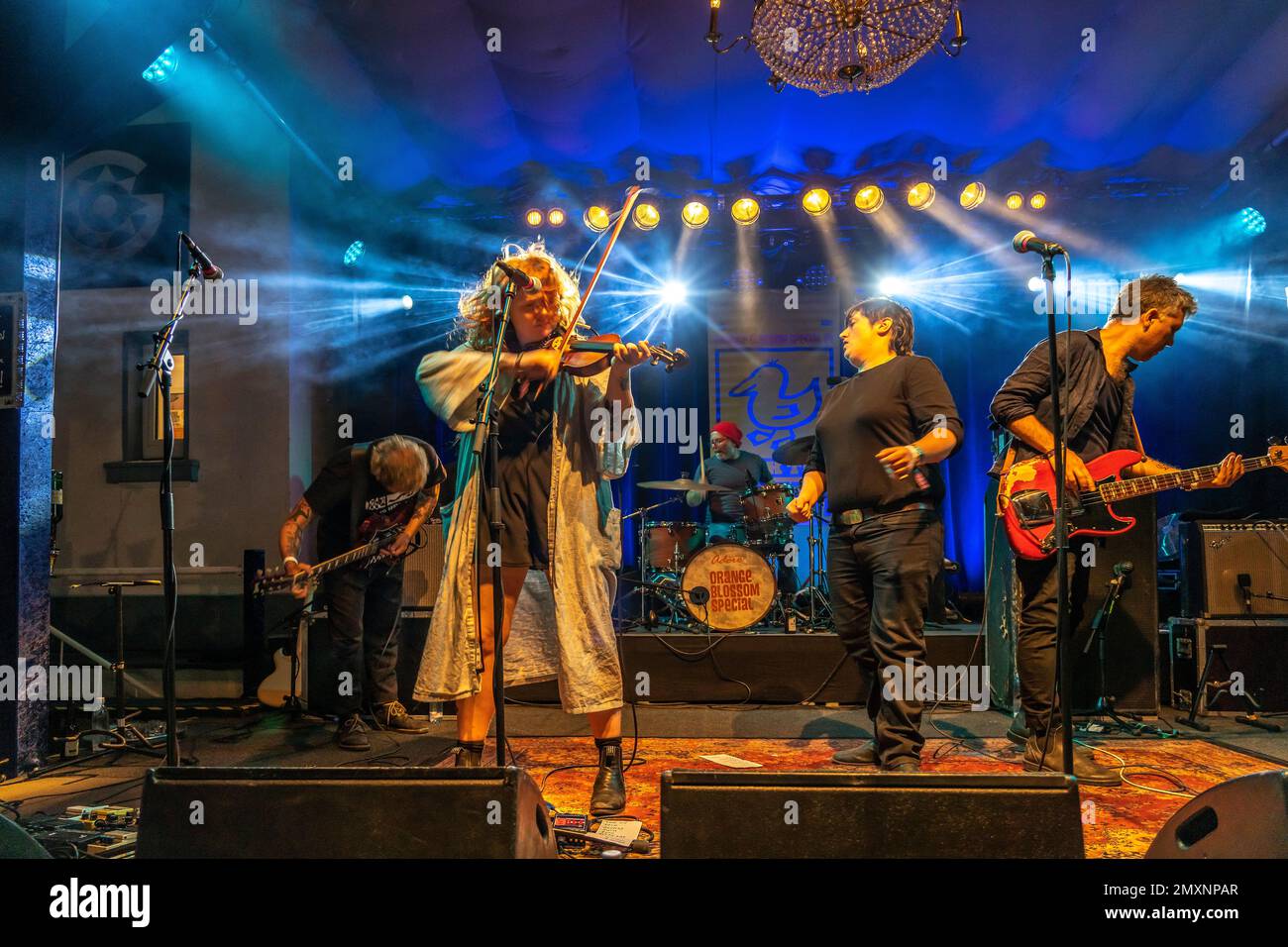 Die Band Cash Savage and the Last Drinks aus Australien live beim ...