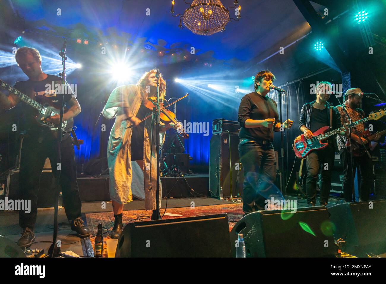 Die Band Cash Savage and the Last Drinks aus Australien live beim ...