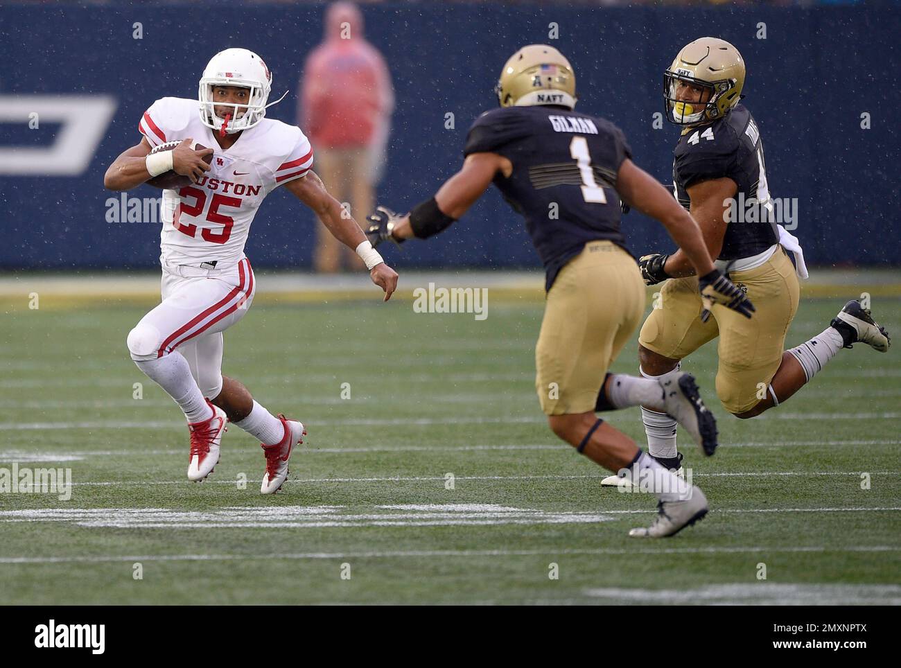 Houston running back Dillon Birden (25) runs with the ball against Navy ...