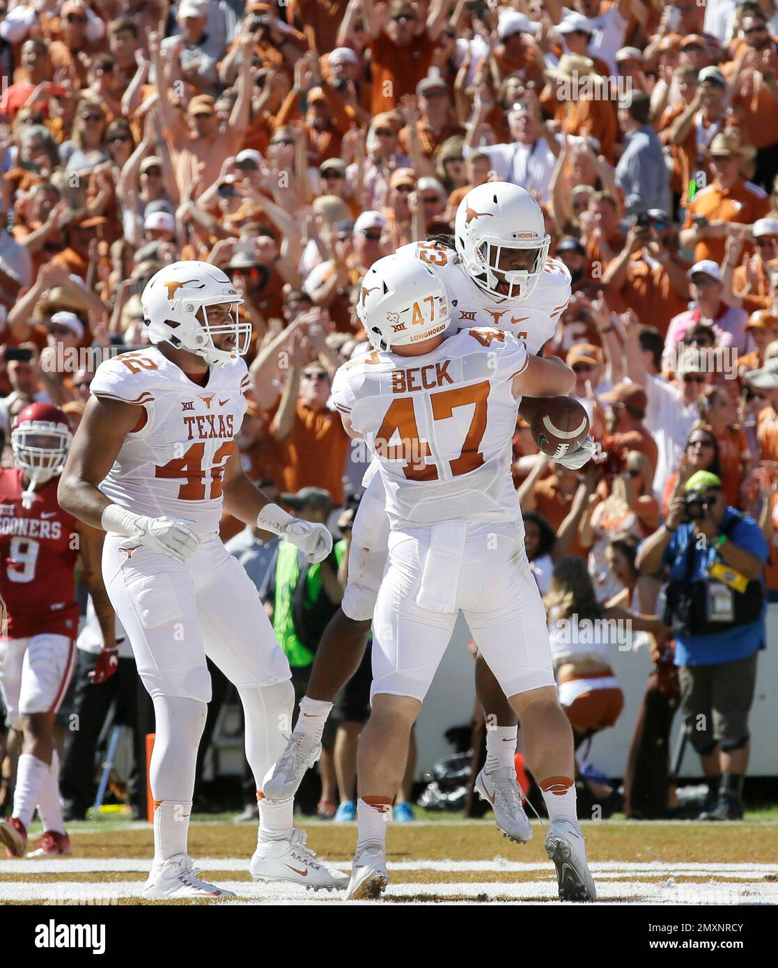Texas running back D'Onta Foreman (33) celebrates running for a ...