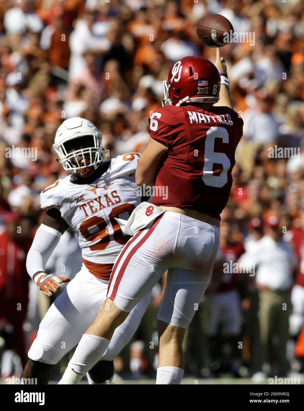 Oklahoma quarterback Baker Mayfield (6) passes against Texas defensive end Charles Omenihu (90 ...