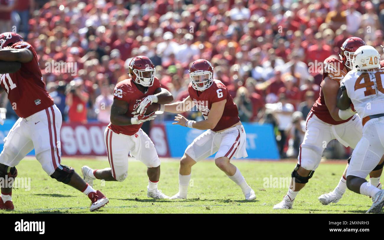 Oklahoma quarterback Baker Mayfield (6) hands off to Oklahoma running back Samaje Perine (32 ...