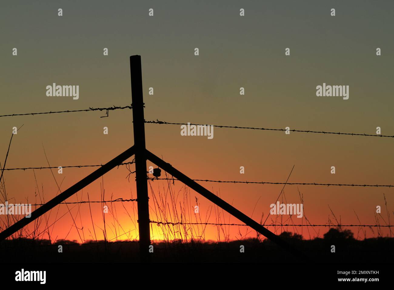 Fence silhouette sunset hi-res stock photography and images - Alamy