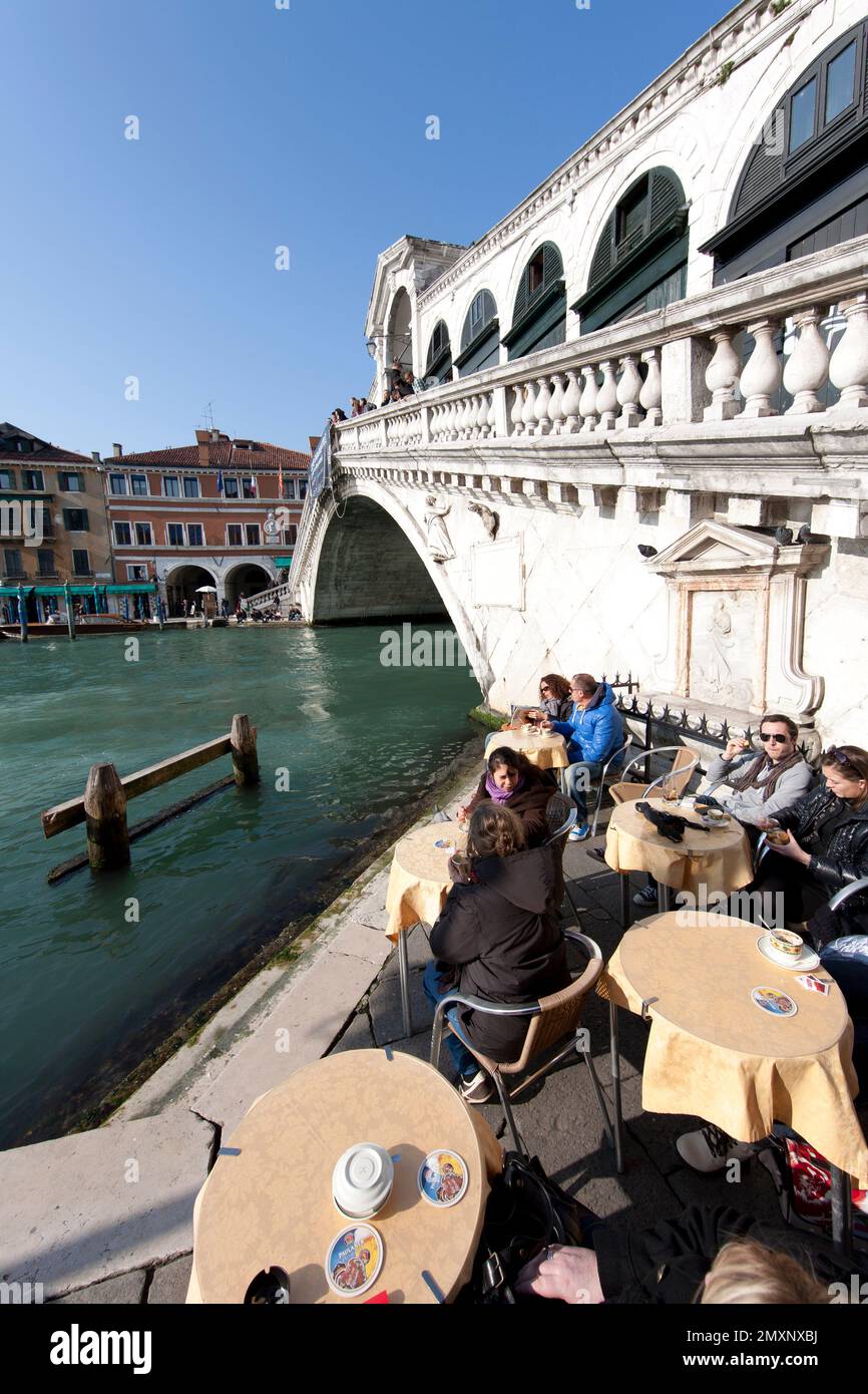 Rialto Bridge and cafe, Venice, Italy Stock Photo - Alamy