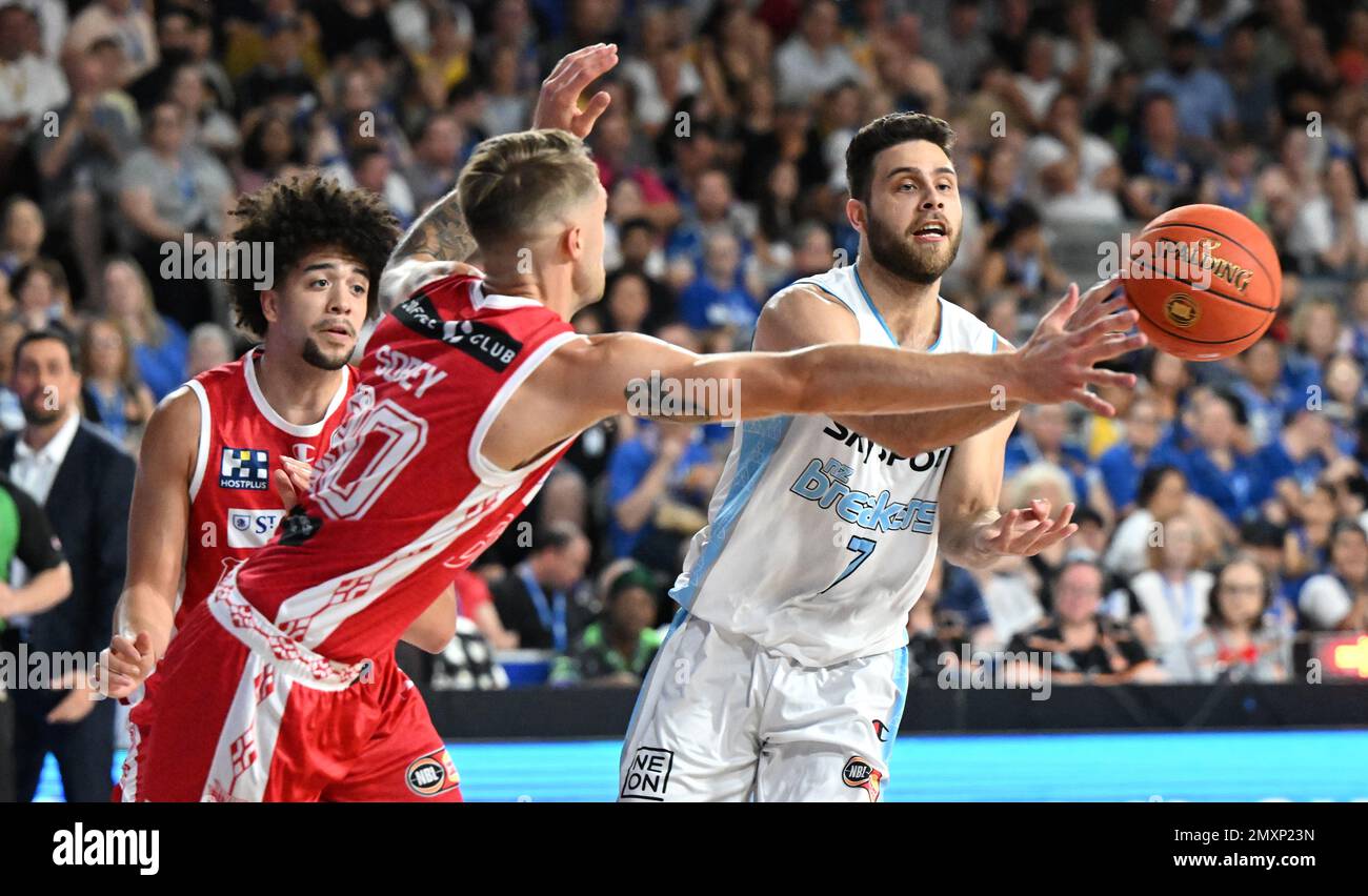 Will McDowell-White (right) of the Breakers in action during the NBL ...