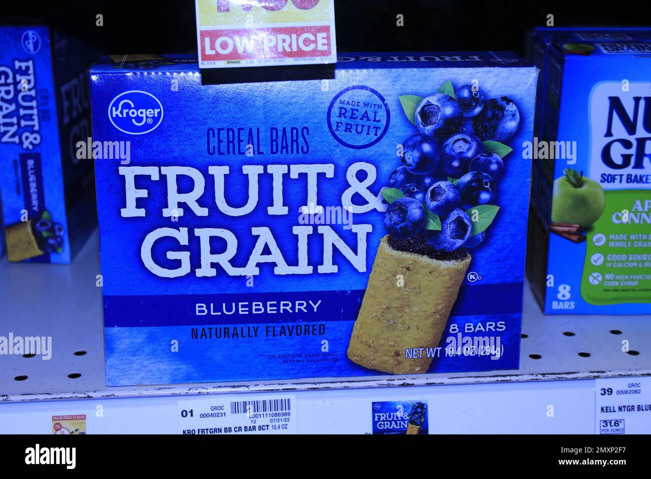 Kroger Blueberry FRUIT & GRAIN bars in a box on a shelf Stock Photo - Alamy