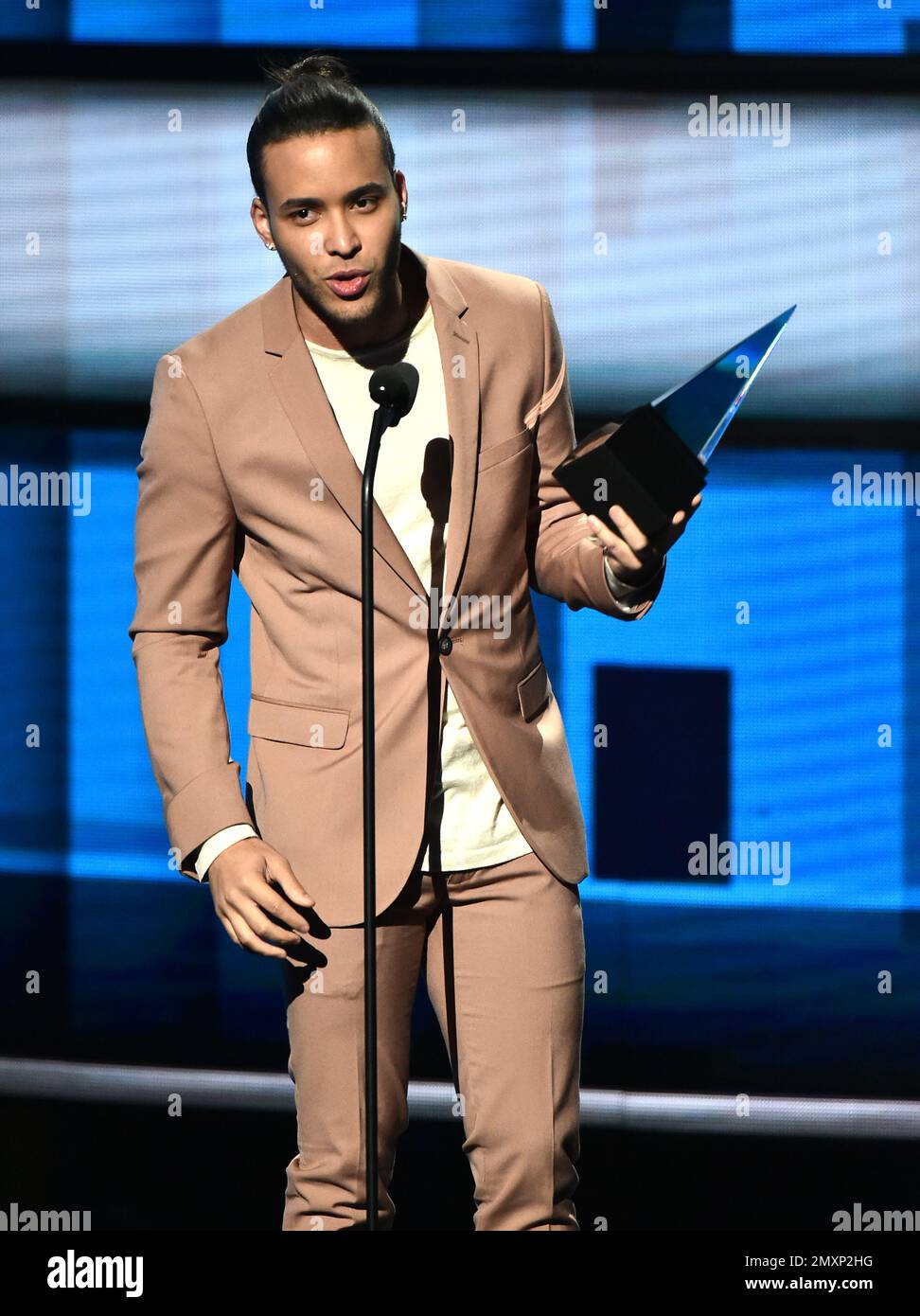 Prince Royce accepts the award for favorite tropical song for "Culpa Al ...