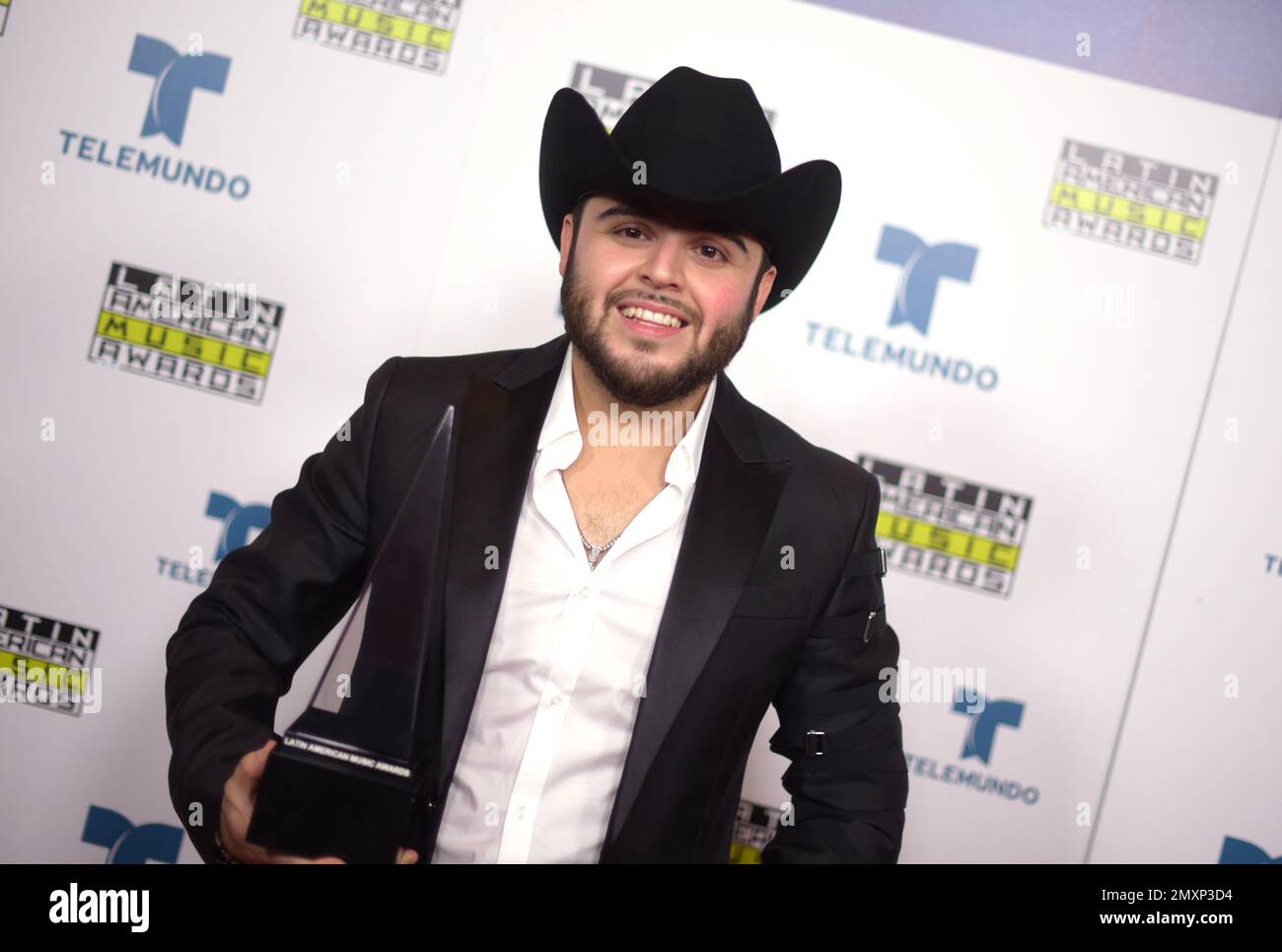 Gerardo Ortiz poses backstage with the award for favorite regional ...