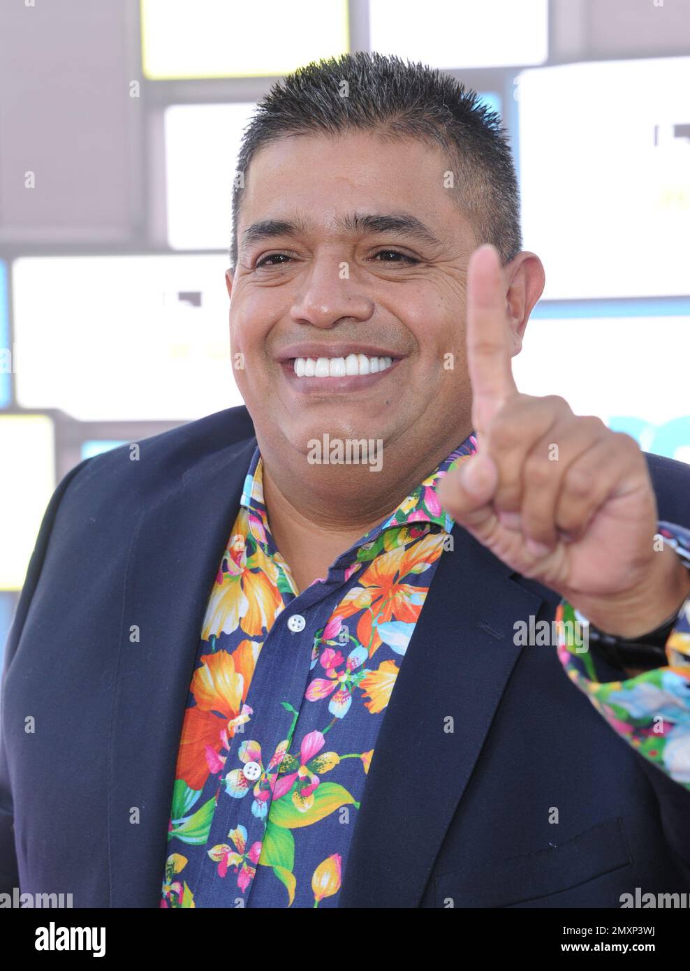 El Mandril arrives at the Latin American Music Awards at the Dolby ...