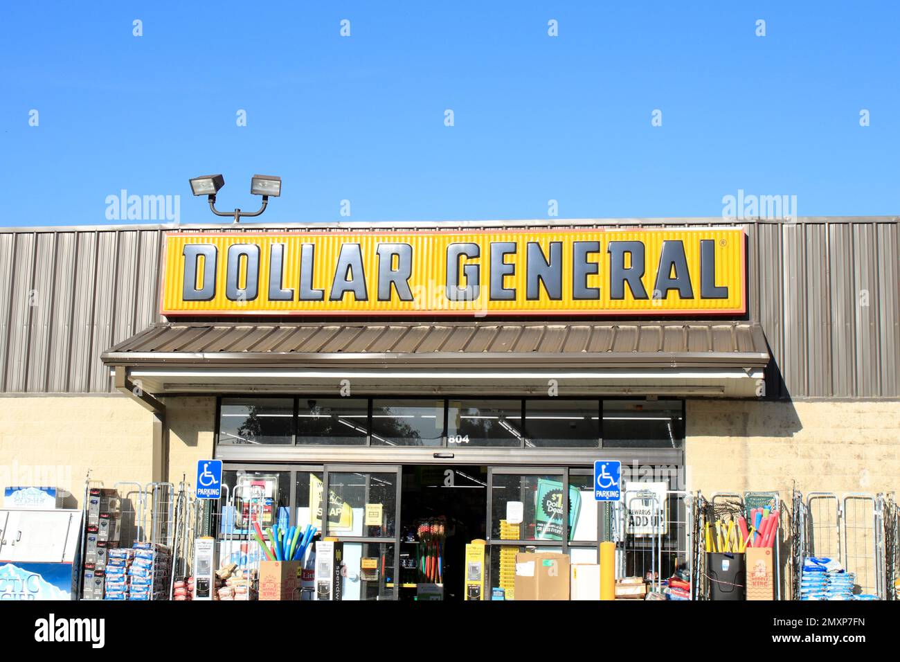 Dollar general store hi-res stock photography and images - Alamy