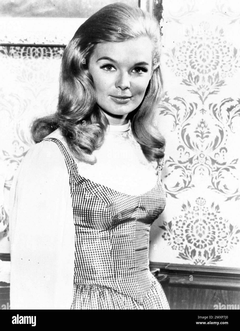 Linda evans 1965 hi-res stock photography and images - Alamy