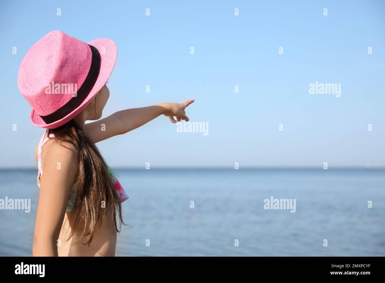 Little kid pointing sky hi-res stock photography and images - Alamy