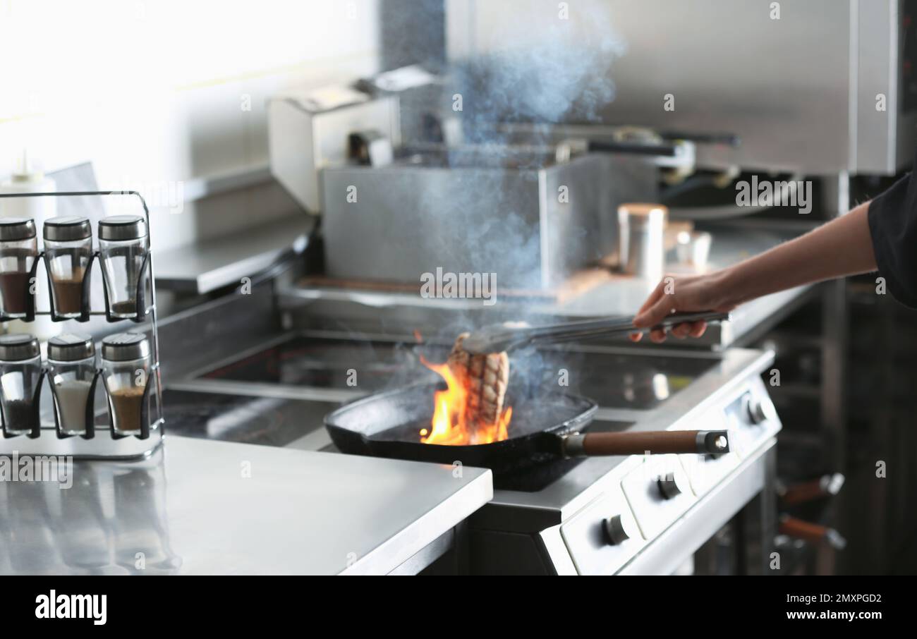 Cook female flame hi-res stock photography and images - Alamy