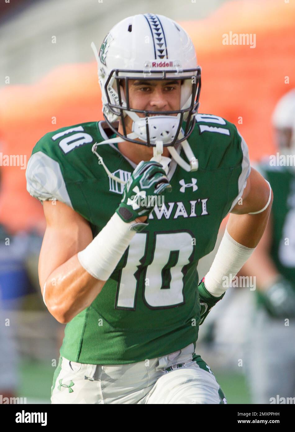 Hawaii wide receiver Makoa Camanse-Stevens (10) warms up before an NCAA ...