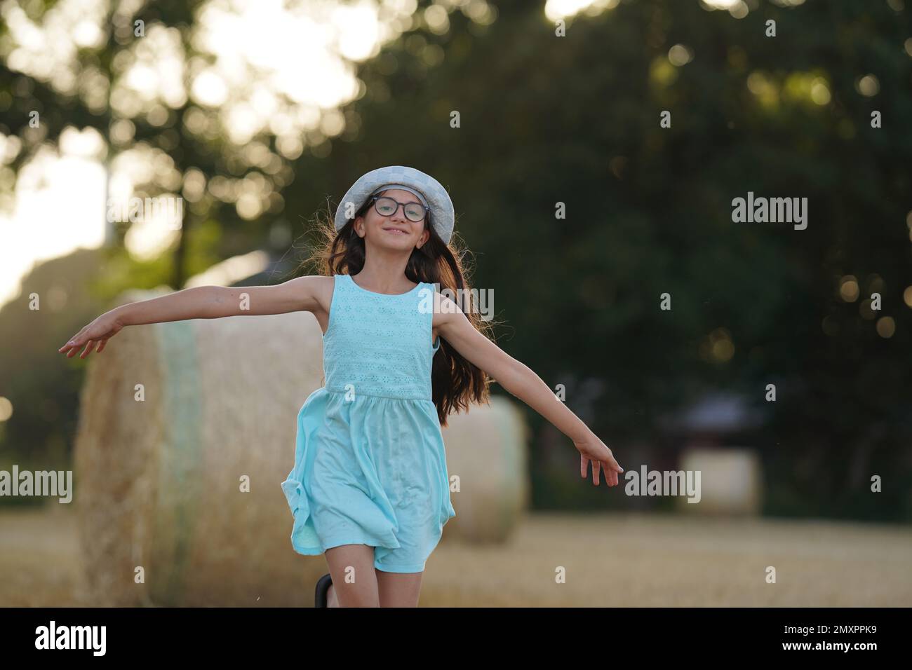 Arms spread wide hi-res stock photography and images - Alamy