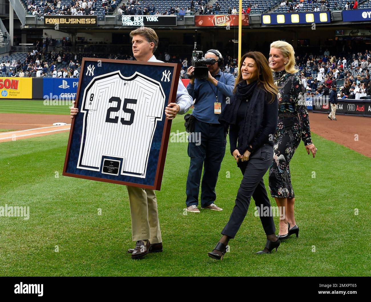Hal Steinbrenner and his wife, Christina DiTullio, center, with ...