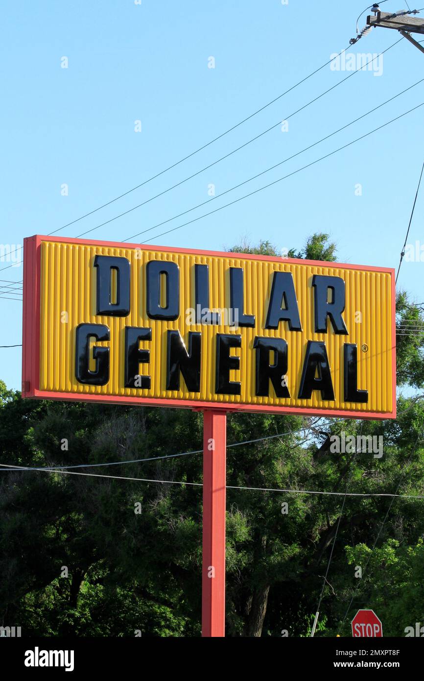 DOLLAR GENERAL Sign outdoors with blue sky Stock Photo - Alamy