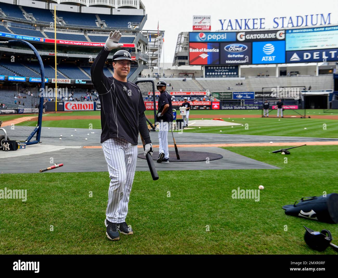 New York Yankees first baseman Mark Teixeira waves to fans as he leaves ...