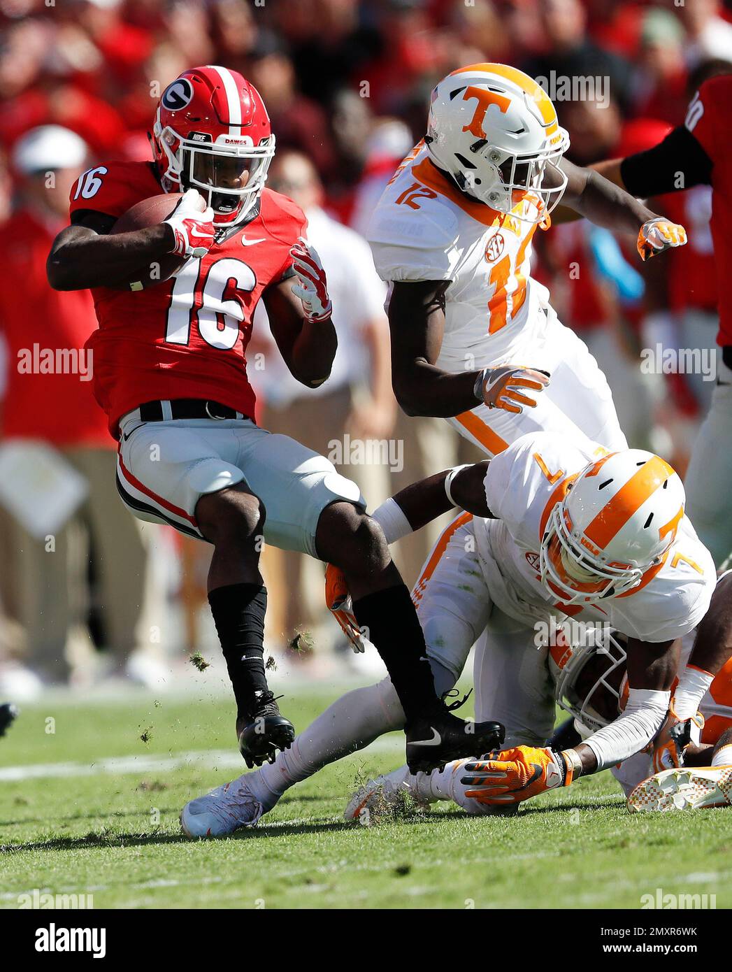 Georgia wide receiver Isaiah McKenzie (16) tries to spin away from ...