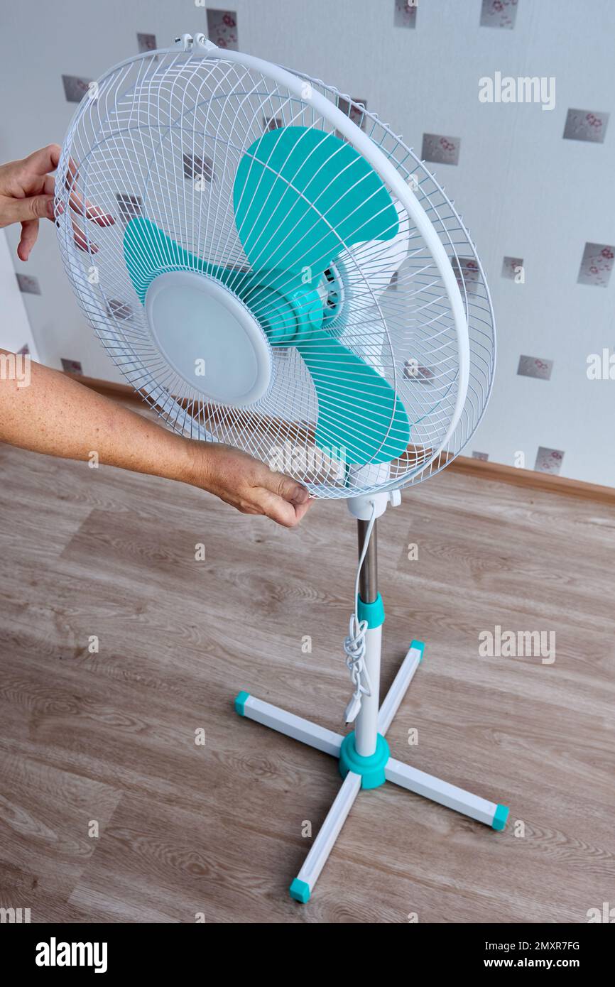 Do it yourself assembly of floor fan from flat packaging, self assembly ...
