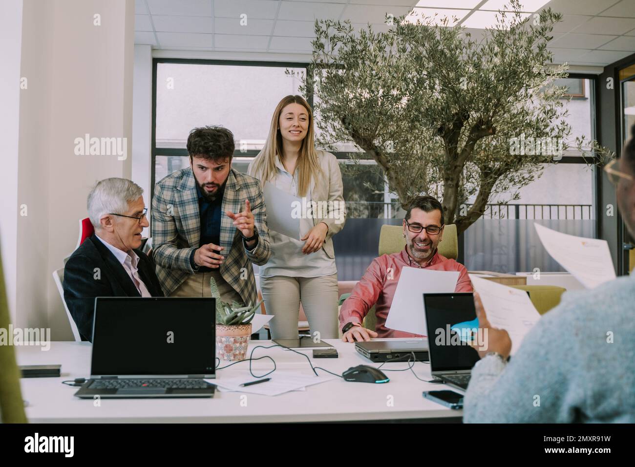 Explainging working hi-res stock photography and images - Alamy