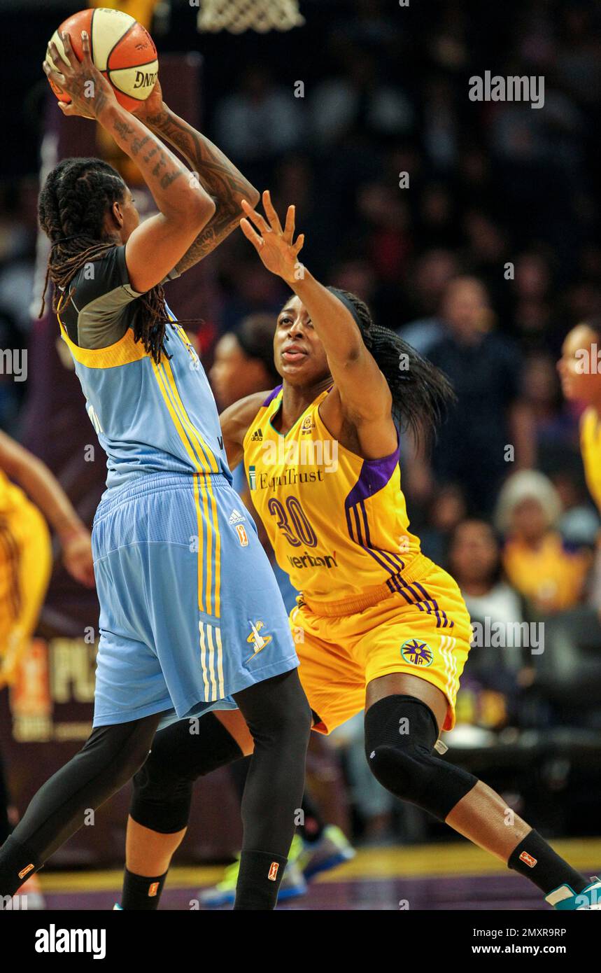 Los Angeles Sparks forward Nneka Ogwumike (30) and Chicago Sky forward ...
