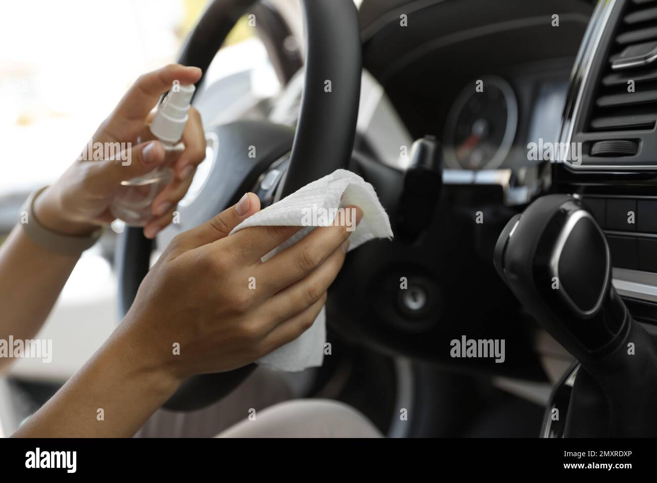 Car clean with tissue hi-res stock photography and images - Alamy