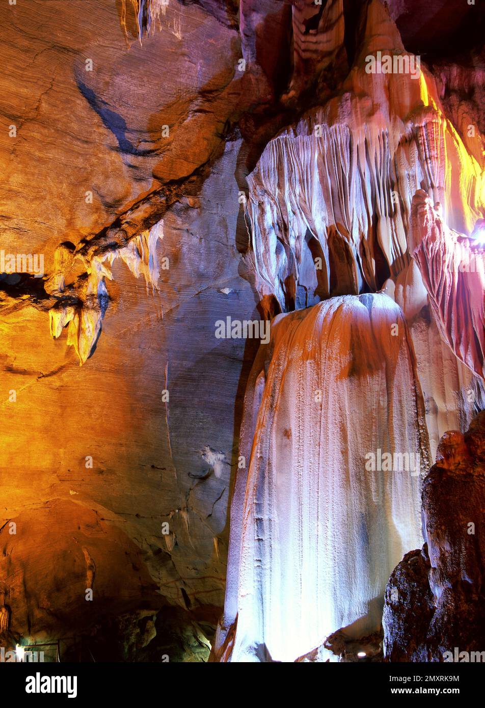 Luc ancient karst cave in yunnan hi-res stock photography and images ...