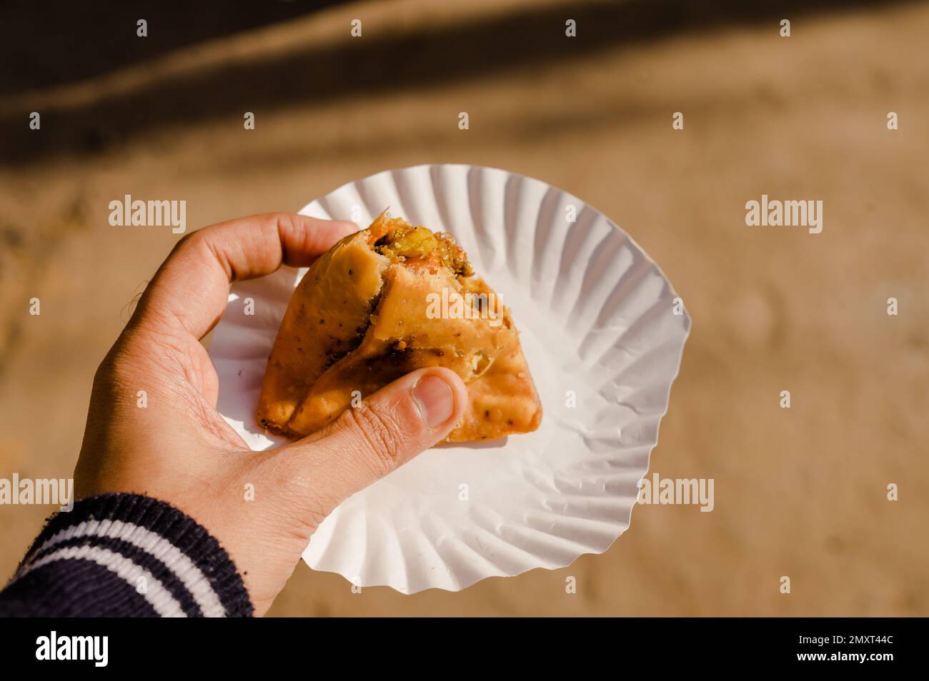 Samosa hand hi-res stock photography and images - Alamy
