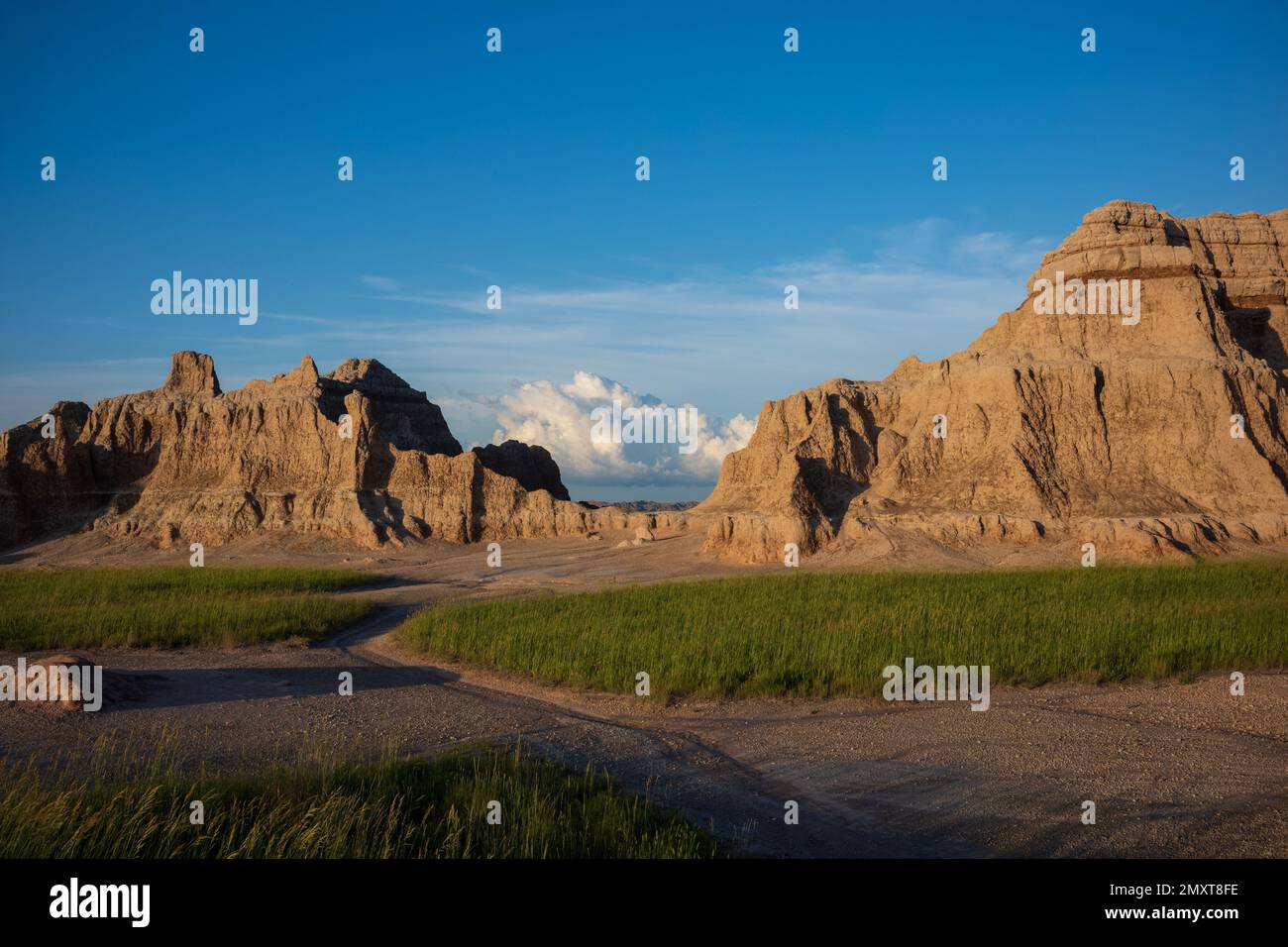 The rugged terrian of the Badlands National Park in South Dakota ...
