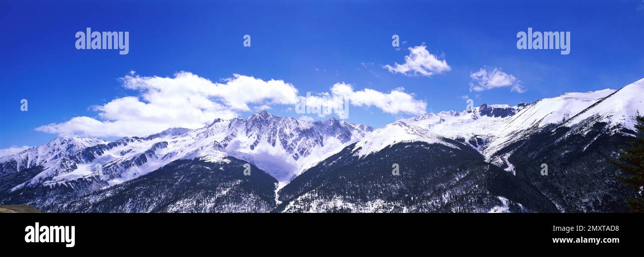 White permanent snow mountains hi-res stock photography and images - Alamy
