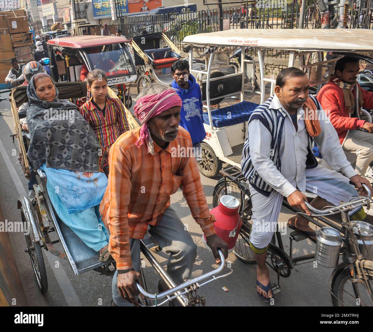 INDIA. UTTAR PRADESH. VARANASI (BENARES) TRAFFIC IN RICK SHAW IN THE ...