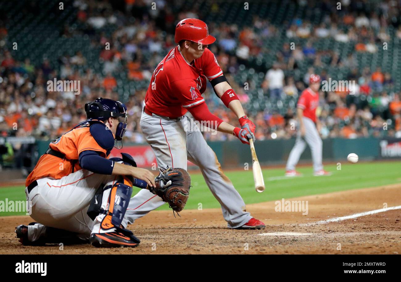 Los Angeles Angels' C.J. Cron, right, hits an RBI-single to score Mike ...