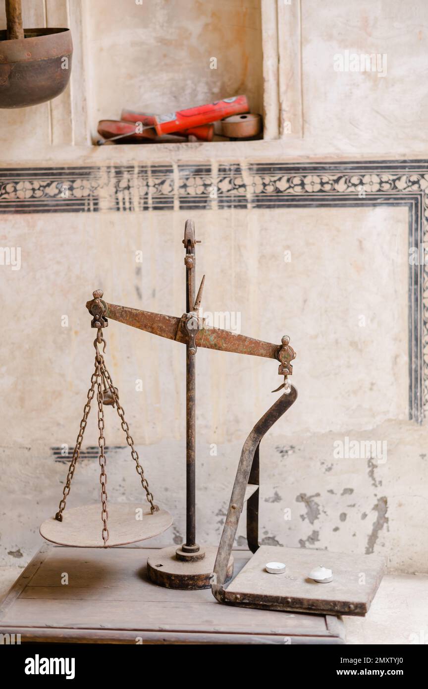 Vintage scales hi-res stock photography and images - Alamy