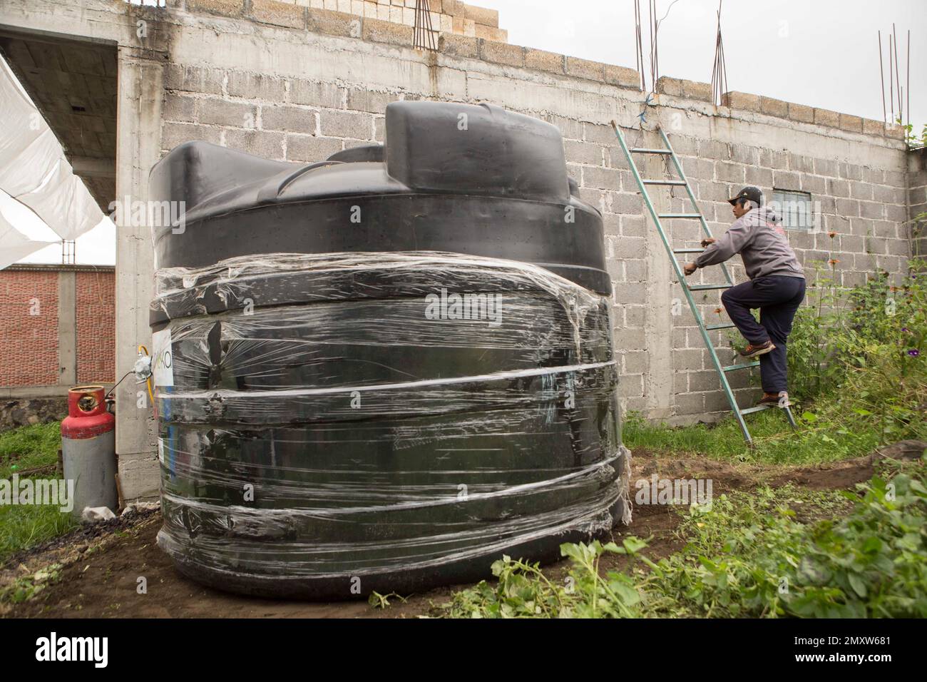 In this Sept. 3, 2016 photo, Edgar Serralde uses a ladder to climb on ...