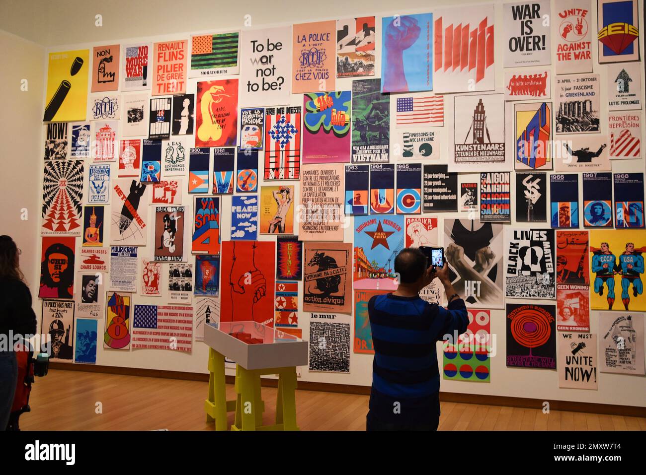 Surrealism posters hi-res stock photography and images - Alamy