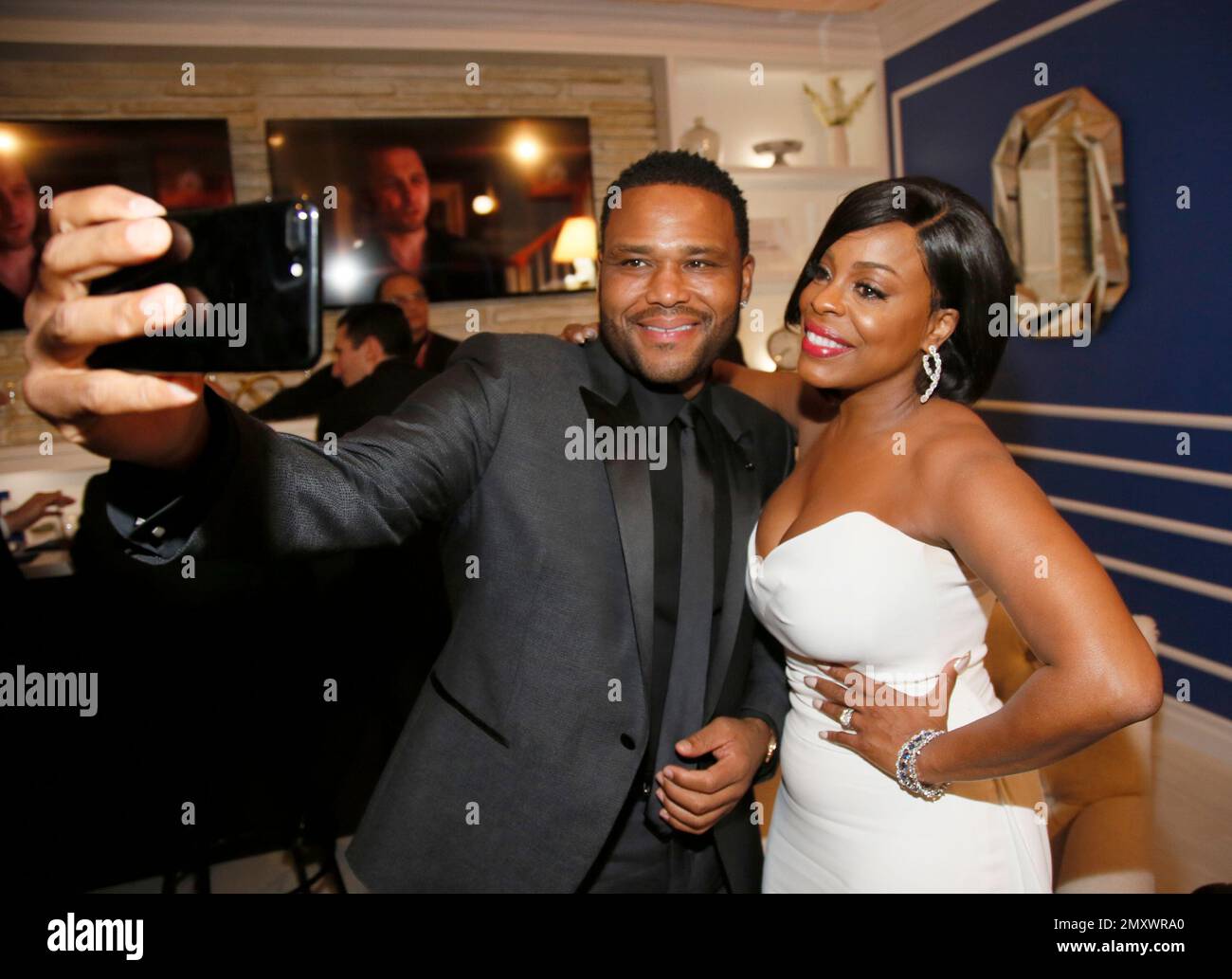 EXCLUSIVE - Anthony Anderson, left, and Niecy Nash take a selfie ...
