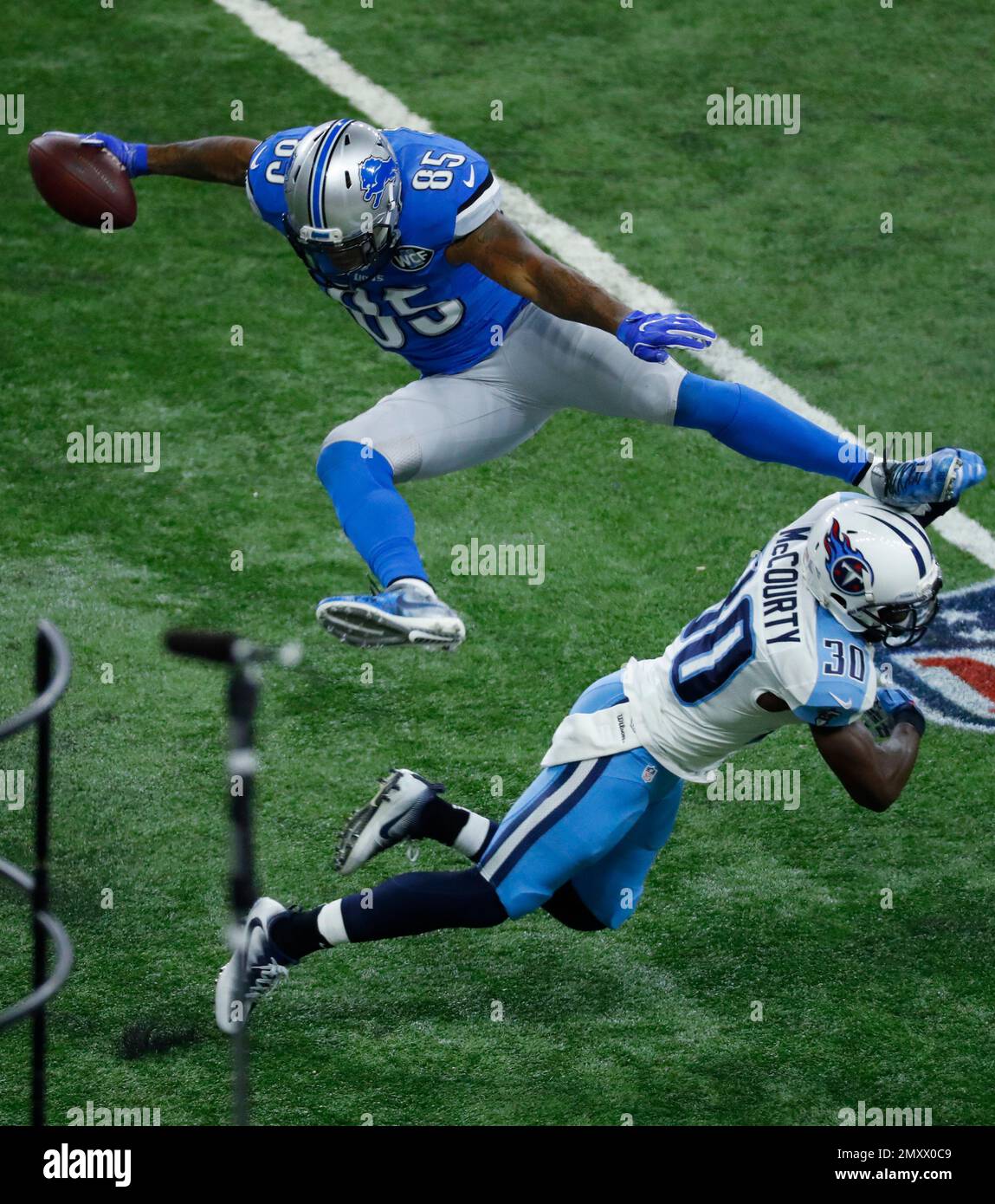 Detroit Lions tight end Eric Ebron leaps over Tennessee Titans ...