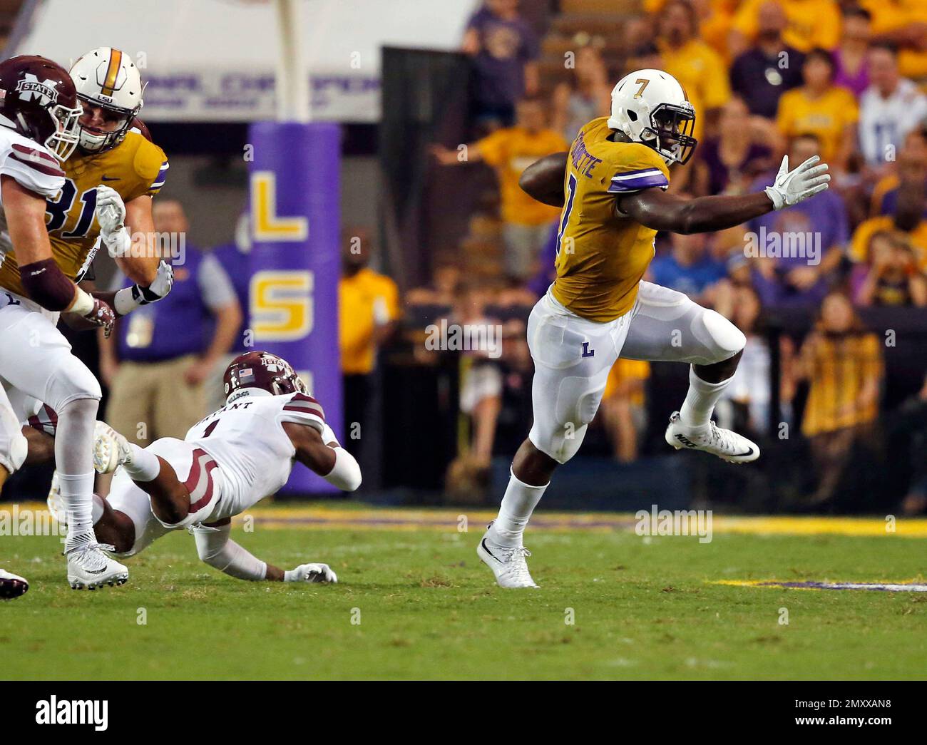 LSU running back Leonard Fournette (7) carries in the first half of an ...