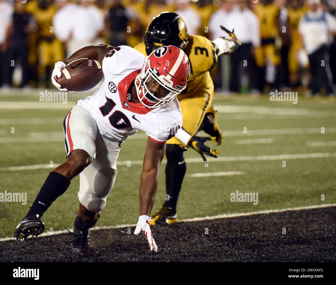 Georgia wide receiver Isaiah McKenzie (16) scores past Missouri safety ...