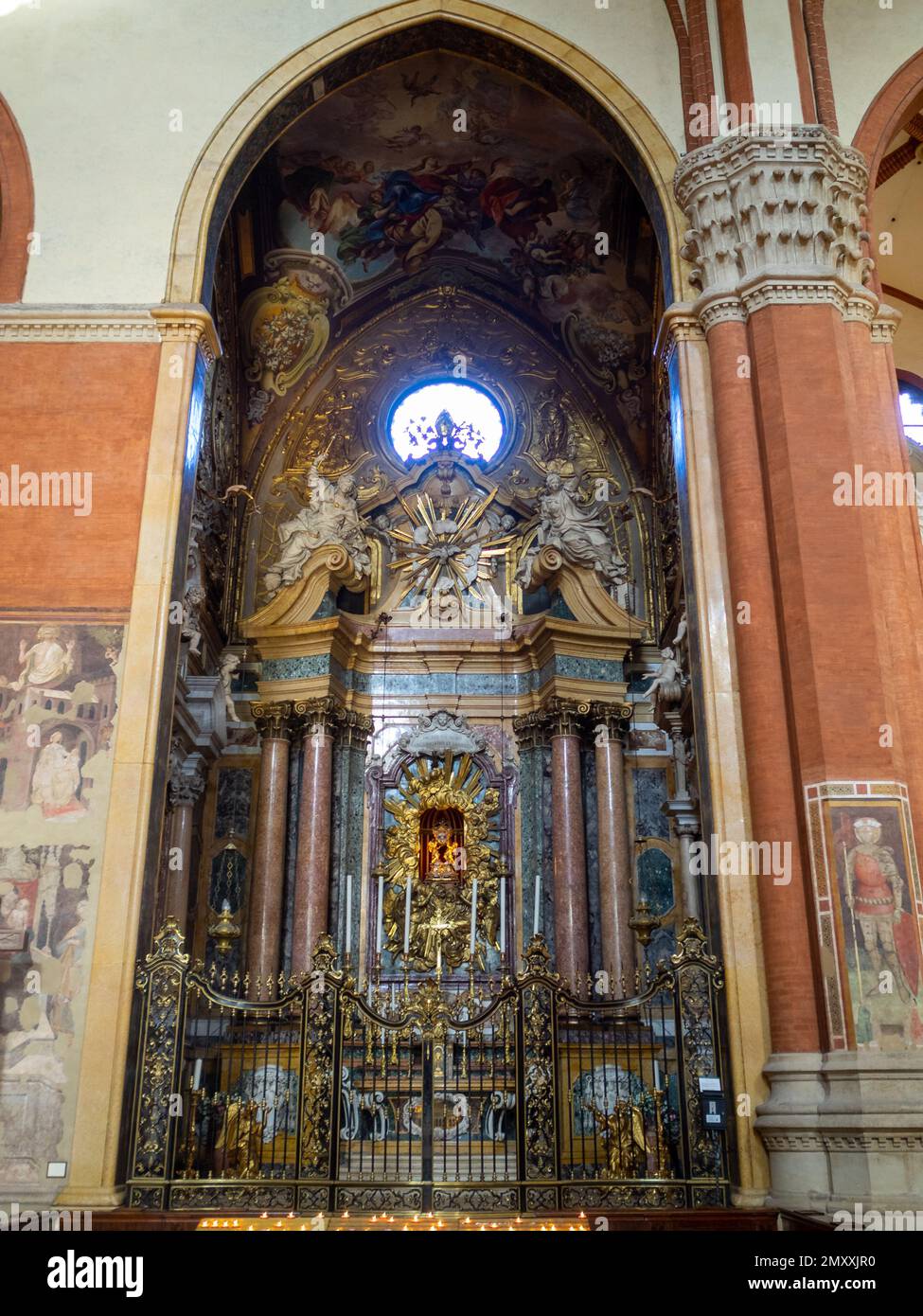 Roman catholic chapel hi-res stock photography and images - Alamy
