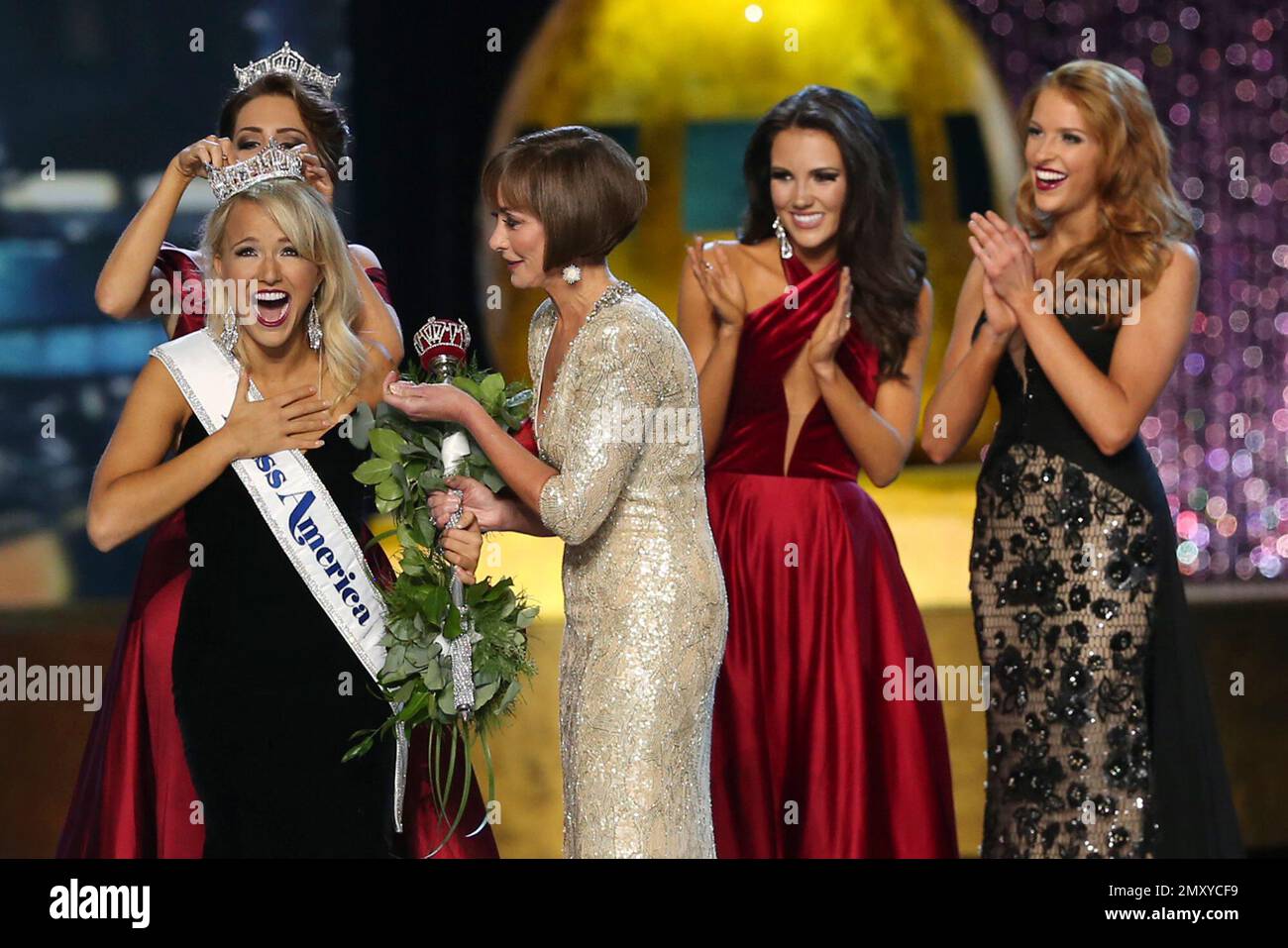 The outgoing Miss America, Betty Cantrell, back left, crowns the Miss ...