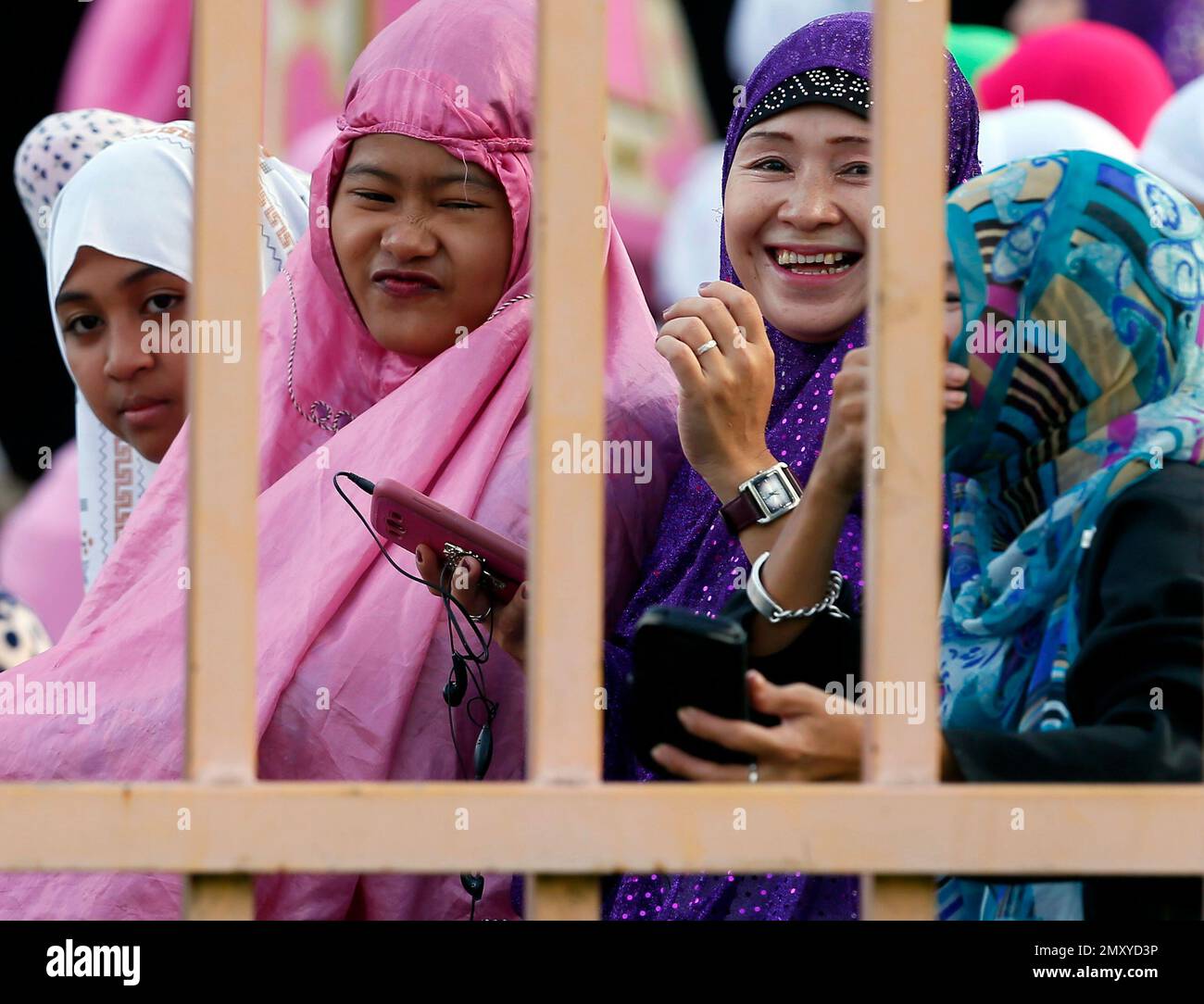 Filipino Muslims gather at the Blue Mosque to mark Eid al-Adha (Feast ...