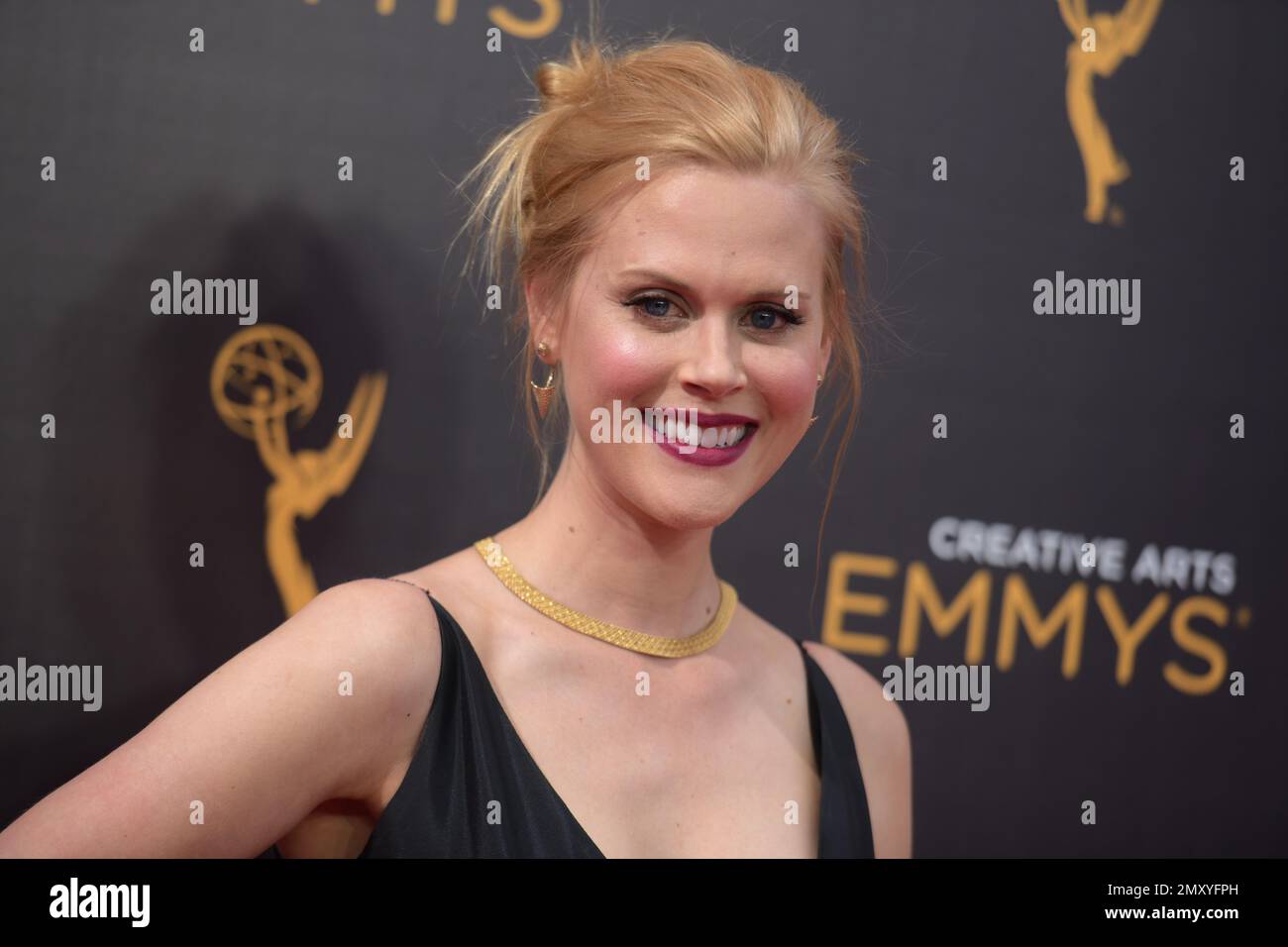 Janet Varney arrives at night two of the Creative Arts Emmy Awards at ...