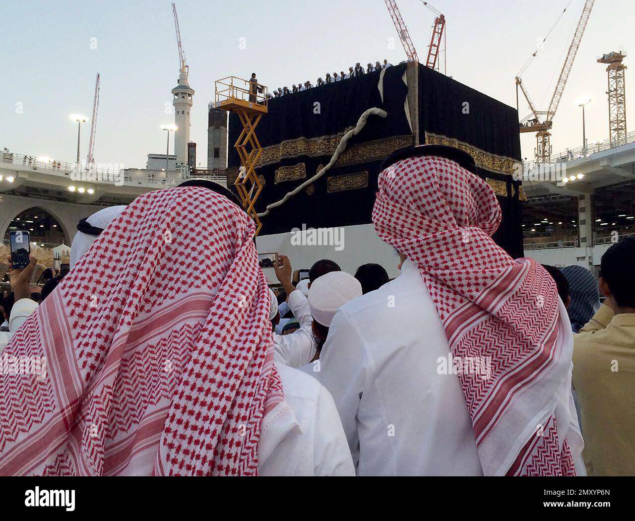 Saudi workers change the Kiswah (the cloth that covers the Kaaba) in ...